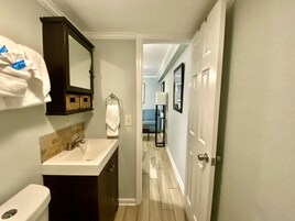 Apartamento em Condomínio Fechado, 1 quarto, kitchenette (216) | Casa de banho | Toalhas fornecidas