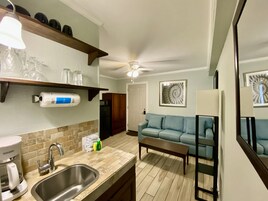 Apartamento em Condomínio Fechado, 1 quarto, kitchenette (216) | Sala de estar | TV de ecrã plano