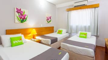 Quarto triplo luxo | Frigobar, escrivaninha, roupa de cama