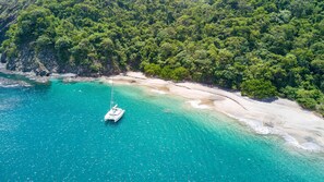 Apartamento em Condomínio Fechado, 2 camas queen-size (Villa Paloma) | Praia