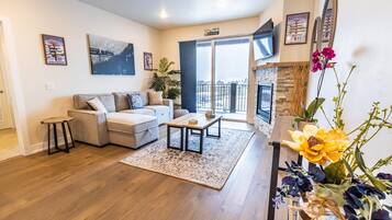 Apartamento em Condomínio Fechado, 2 quartos | Sala | Televisor de 36 polegadas com canais por cabo