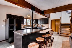 Villa (3 Bedrooms) | Cozinha privada | Um forno 