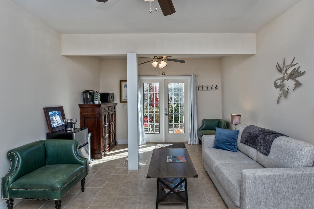 Modern And Cozy Mountain 
Getaway - Asheville, NC