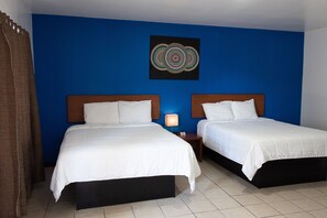 Quarto Quádruplo Standard, 2 camas queen-size, não fumadores, frigorífico e micro-ondas | Secretária, ferro/tábua de engomar, Wi-fi grátis 