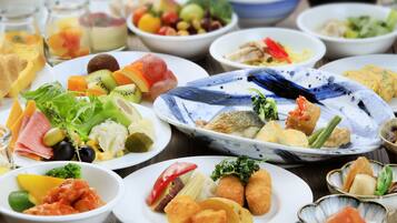 Diversos pratos em uma mesa, incluindo saladas, frutas e pão.