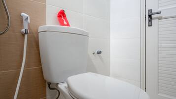 Chuveiro, produtos de toalete grátis, toalhas de banho