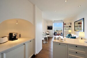 Apartamento Lua de Mel, vários quartos (Brentano Elegante) | Kitchenette privada | Um forno, uma placa de cozinha, uma máquina de lavar louça 