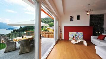 Casa geminada família, 3 quartos, micro-ondas, ao lado da montanha (Villa Bianca - Grande) | Área de estar | TV de tela plana, aparelho de som