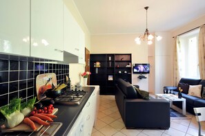 Apartamento Familiar, vários quartos, junto à montanha (Villa Isella - Mansarda) | Sala | Televisor de ecrã plano de 24 polegadas com canais por cabo, televisor 