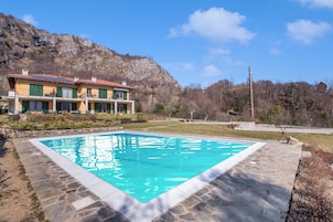 Apartamento família, vários quartos, 2 banheiros, ao lado da montanha (Tremezzo Ulivi Apt. 7) | Piscina | Piscina externa sazonal