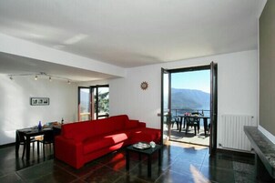 Penthouse Familiar, várias camas, 2 casas de banho, junto ao jardim (Villetta Belvedere Perledo) | Sala | Televisor, lareira, leitor de DVD 