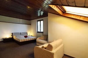 Penthouse Familiar, várias camas, 2 casas de banho, junto ao jardim (Villetta Belvedere Perledo) | 3 quartos, ferro/tábua de engomar, Wi-fi grátis 