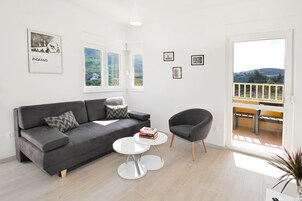 Apartamento, 2 quartos | Sala de estar | Televisor de ecrã plano de 120 cm com canais digitais, Smart TV 