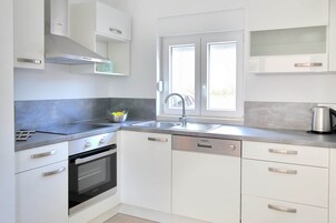 Apartamento Superior | Cozinha privada | Um frigorífico/congelador grande, um micro-ondas, um forno 