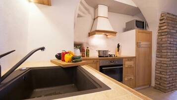 Casa de Férias Família, vários quartos, 2 casas de banho, junto ao lago (Nobiallo Fantastico) | Cozinha privada | Um frigorífico, um micro-ondas, um forno, uma placa de cozinha