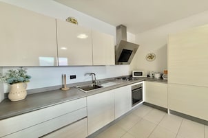 Apartamento Familiar, vários quartos, junto à montanha (Residence degli Oleandri 6A) | Cozinha privada | Um micro-ondas, um forno, uma placa de cozinha