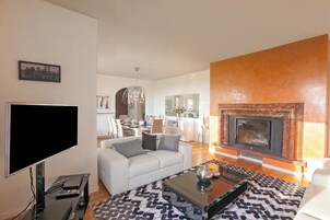 Vila família, 4 quartos, 2 banheiros, ao lado da montanha (Villa Lakecomo - Ritrovo) | Área de estar | TV de tela plana 32 polegadas com canais via satélite, TV, lareira