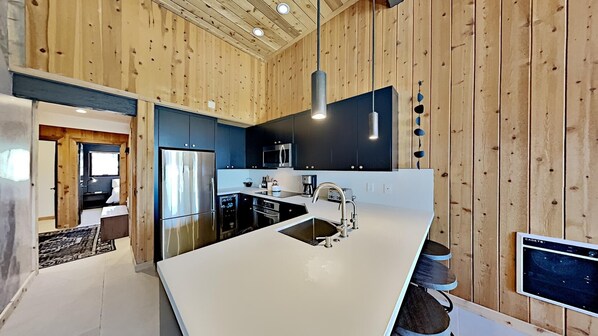 Apartamento em Condomínio Fechado, 3 quartos | Cozinha privada | Um frigorífico, um forno, uma cafeteira/bule, uma torradeira