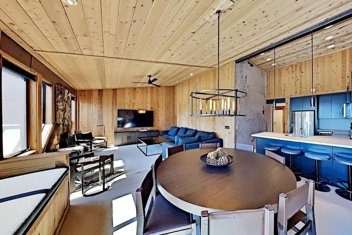 Apartamento em Condomínio Fechado, 3 quartos | Cozinha privada | Um frigorífico, um forno, uma cafeteira/bule, uma torradeira