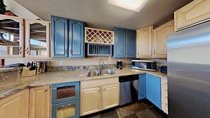 Apartamento em Condomínio Fechado, 4 quartos | Cozinha privada | Um frigorífico, um forno, uma cafeteira/bule, uma torradeira 