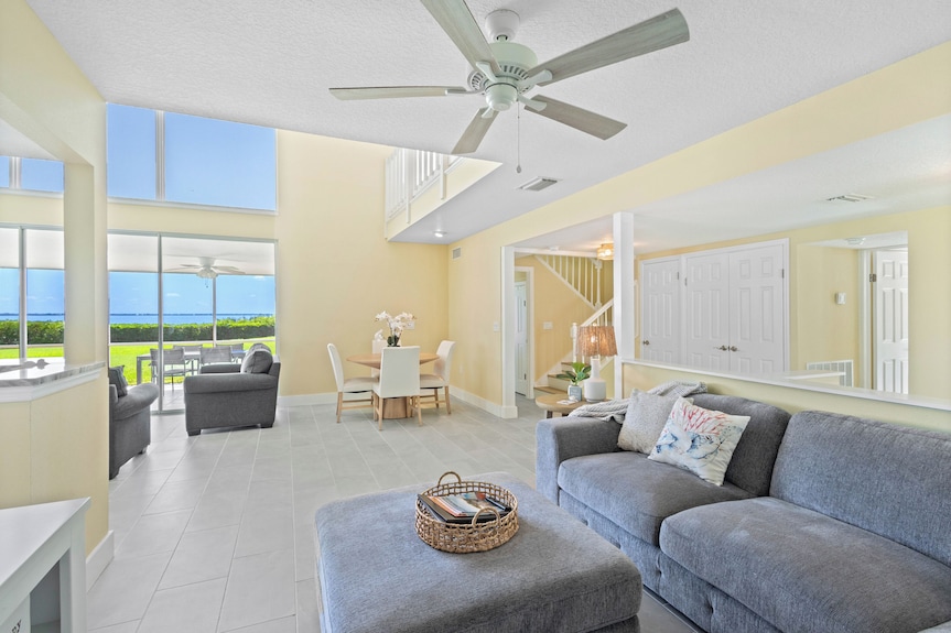 Bright Breezy Bayview Condo Walk To Beach - Anna Maria Island, FL