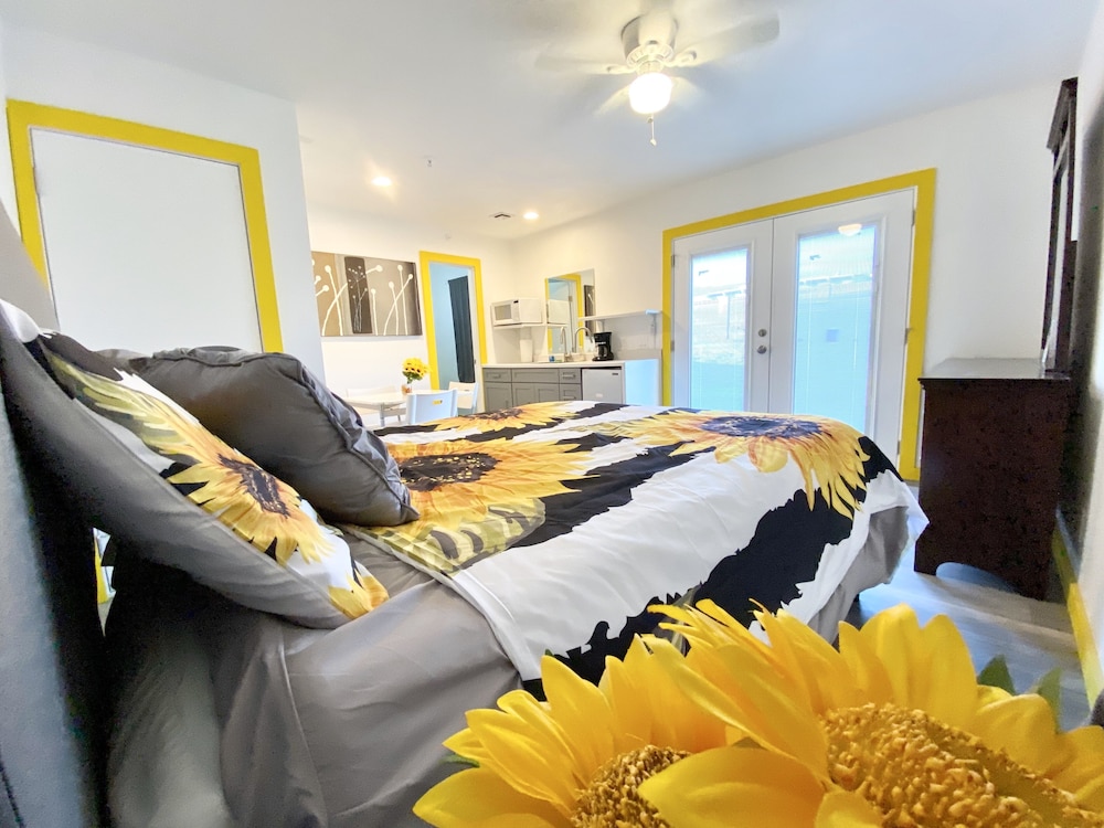 Havasu Sunflower Yellow Studio Closet To London Bridge. - Lake Havasu City, AZ