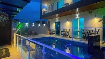 Piscina exterior, guarda-sóis, espreguiçadeiras