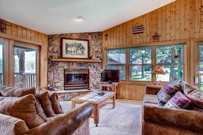 Condo, 1 cama King (Black Canyon Inn Unit A6 Deluxe) | Sala de estar