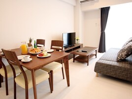 Quarto duplo standard | Área de estar | TV de tela plana 30 polegadas com canais digitais, TV