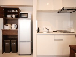 Quarto duplo standard | Cozinha privada | Geladeira grande, micro-ondas, cooktop, chaleira elétrica