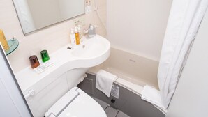 Um banheiro moderno com pia, espelho, vaso sanitário e chuveiro brancos.