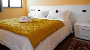 Quarto Duplo, 1 cama queen-size | Roupa hipoalergénica, minibar, cofre no quarto, secretária