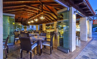 Pequenos-almoços servidos, cozinha grega, com vista para o jardim 