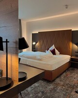 Quarto Comfort | Roupa de alta qualidade, edredões de penas, minibar, cofre no quarto 