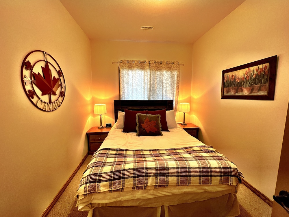 Sullivanstone 34 - Golf - Ski - Hike - Chill - Private Hot Tub - Sleeps 10 - Kimberley