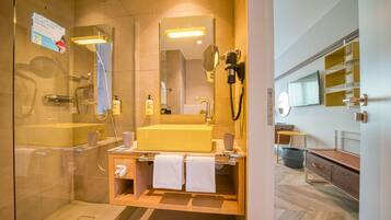 Chuveiro, produtos de toalete grátis, secador de cabelo