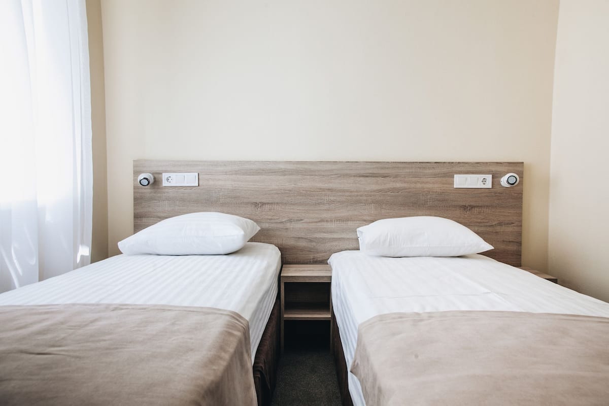 Quarto Twin Clássico | Minibar, secretária, Wi-fi grátis 
