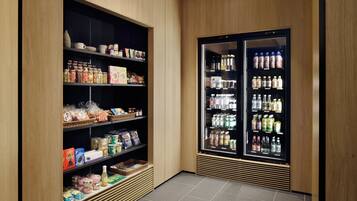 Loja com prateleiras repletas de lanches, bebidas e produtos embalados.