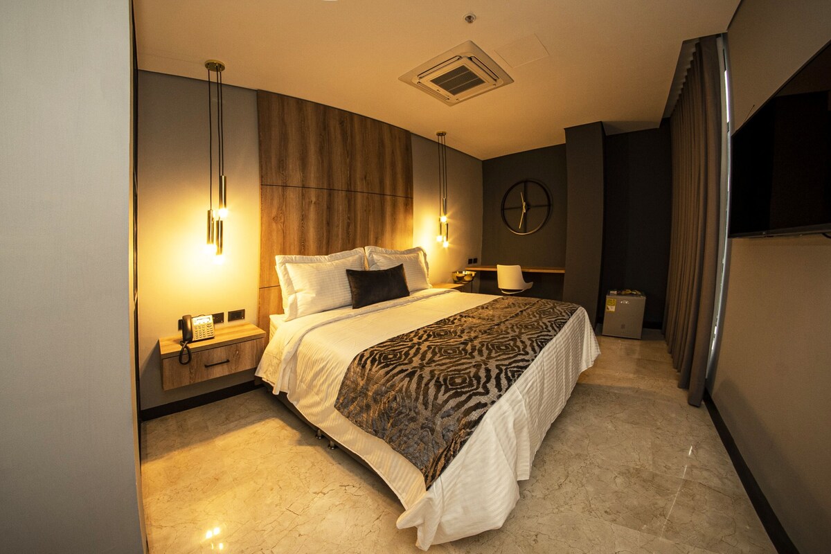 Minibar, cofre no quarto, secretária 