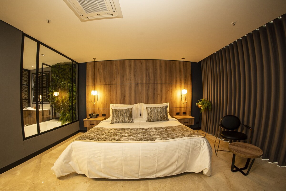 Minibar, cofre no quarto, secretária 