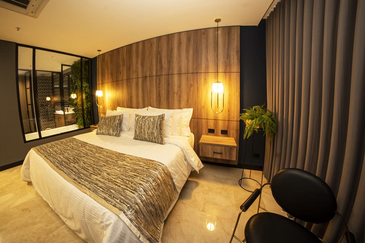 Suite Deluxe Con Bañera de Hidromasajes | Minibar, cofre no quarto, secretária