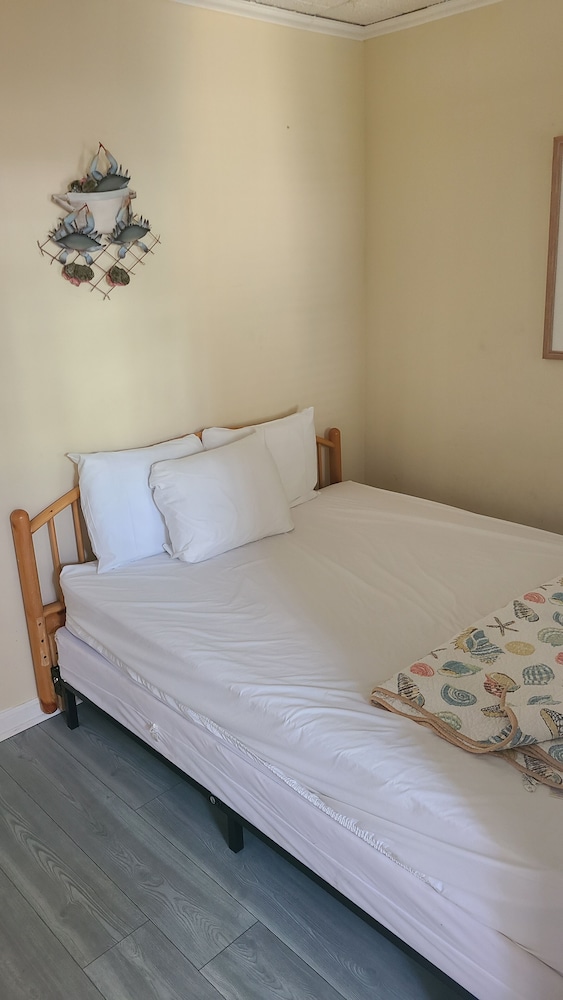 2 Blocks From The Beach, Boardwalk And Shopping! 1 Br - Sleeps 5-6 - Ocean City, NJ