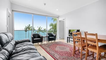 Apartamento Familiar, 4 quartos (Queen) | Sala de estar | TV de ecrã plano