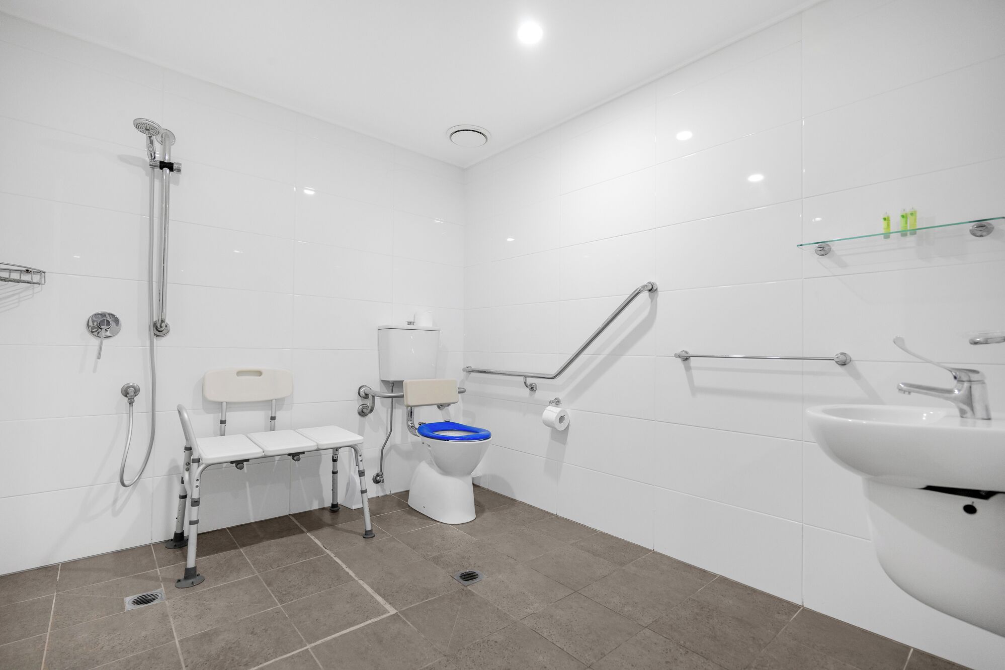 Uma casa de banho moderna com sanita, bidé e chuveiro.