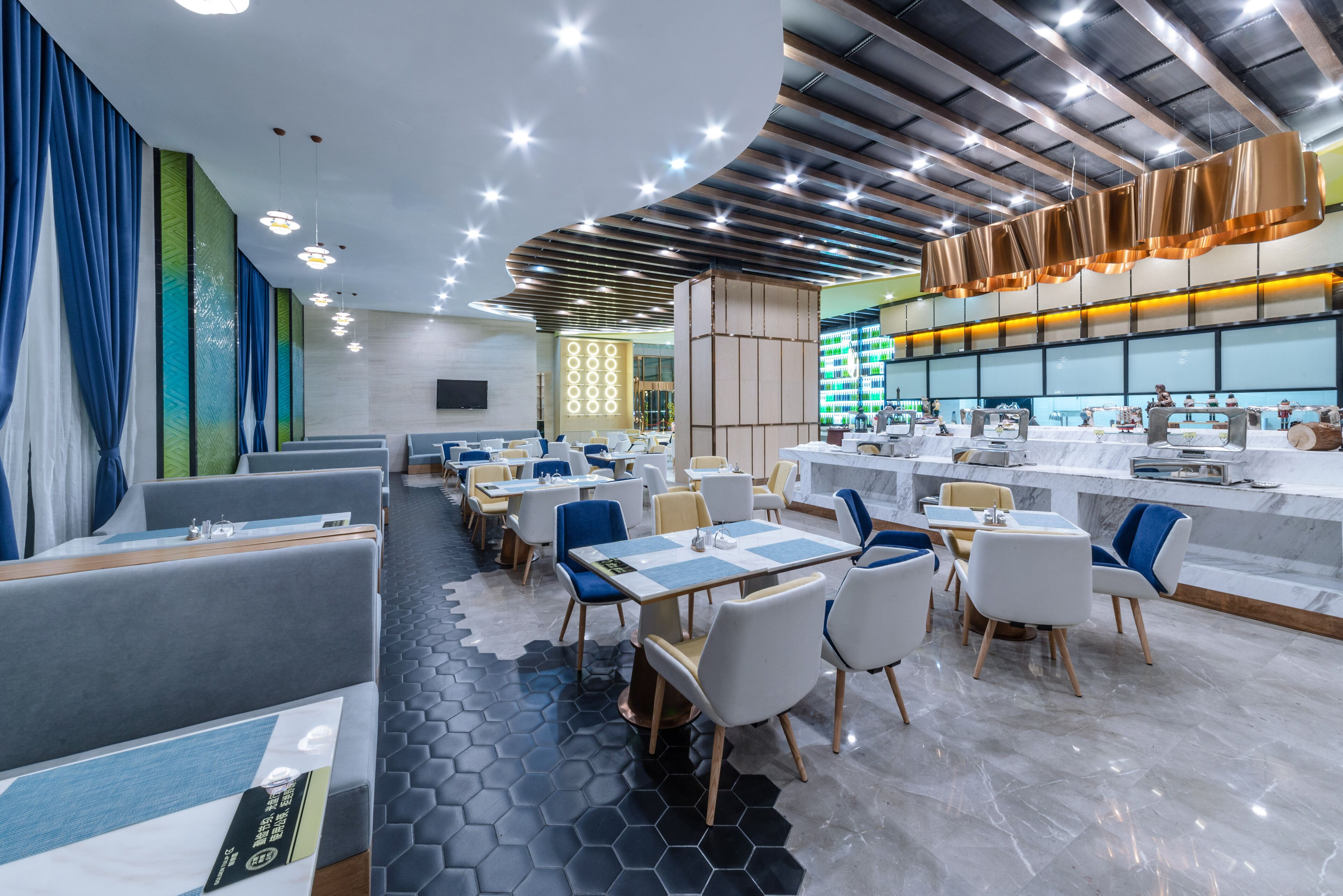 Um restaurante moderno com piso hexagonal, disposição de assentos e área de bar.
