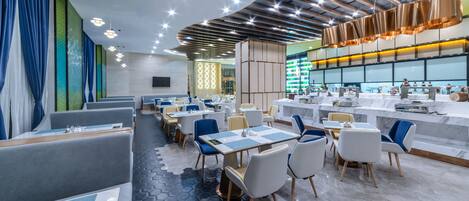 Um restaurante moderno com piso hexagonal, disposição de assentos e área de bar.