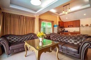 Casa de Férias Deluxe (208) | Sala de estar | Smart TV de 43 de polegadas com canais por cabo, televisor, Netflix 