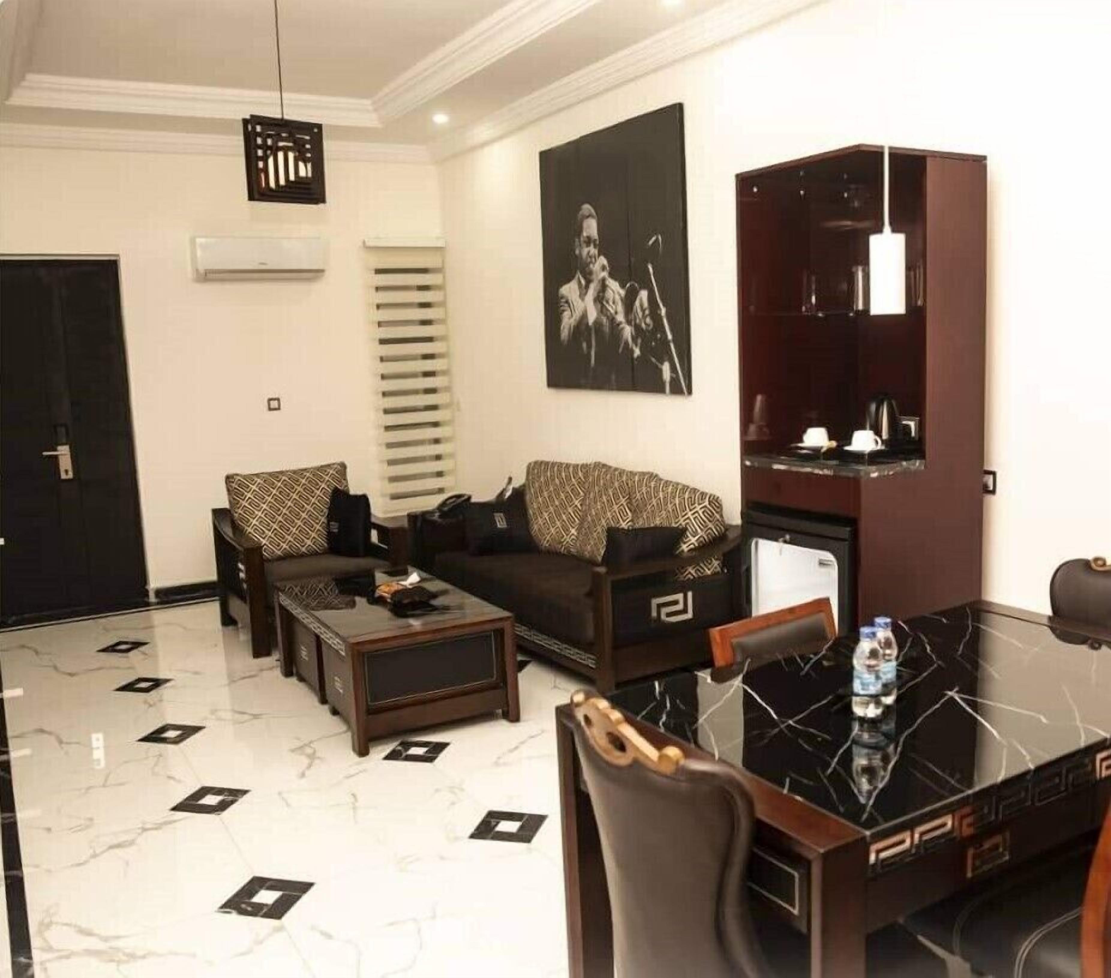 Duplex superior, 1 quarto | Frigobar, cofres nos quartos, individualmente decorados, escrivaninha