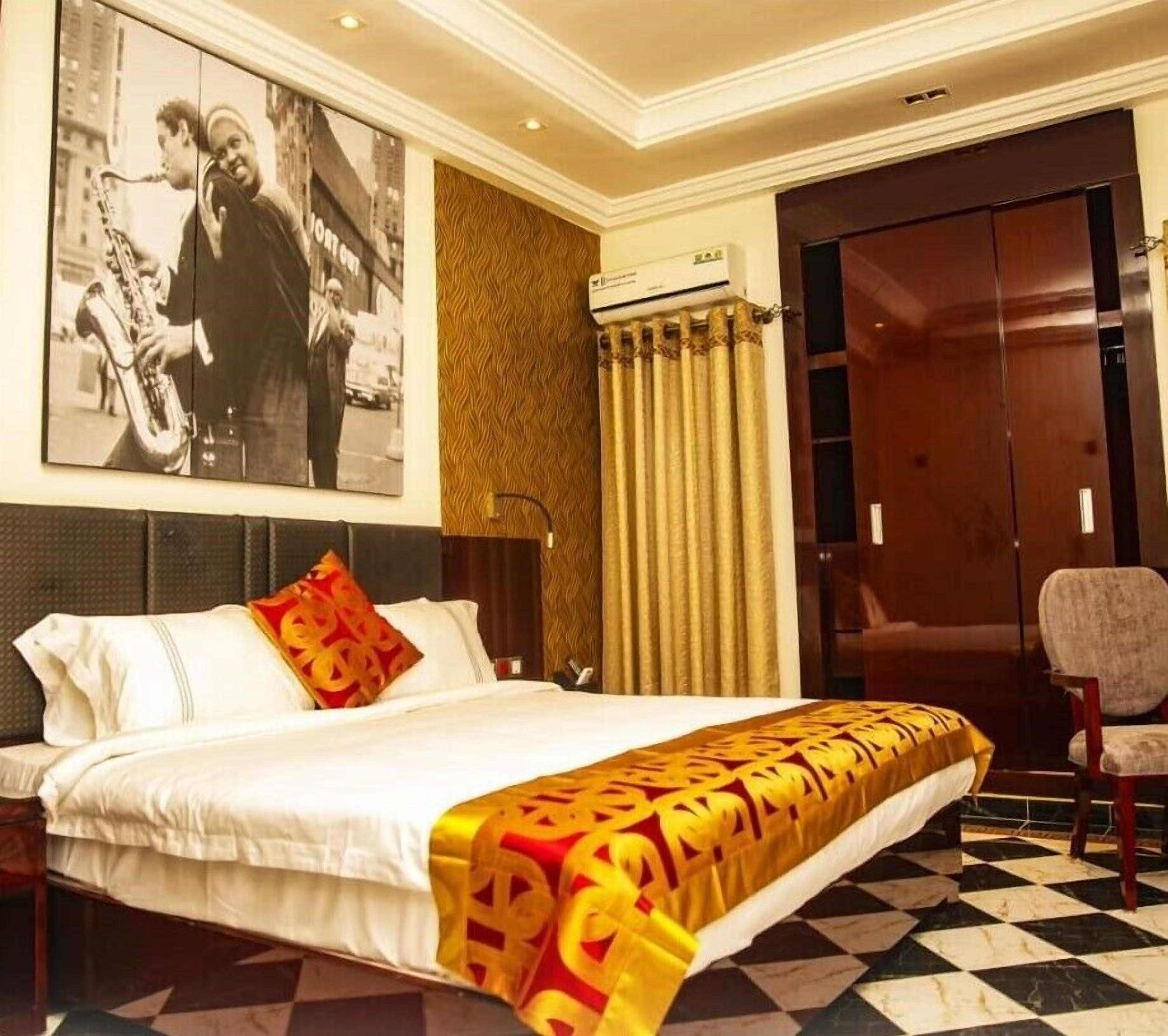 Duplex superior, 1 quarto | Frigobar, cofres nos quartos, individualmente decorados, escrivaninha