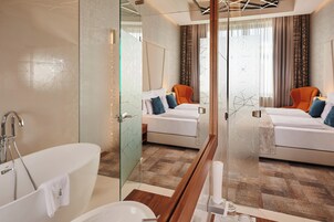 Roupa hipoalergénica, minibar, cofre com capacidade para portátil 